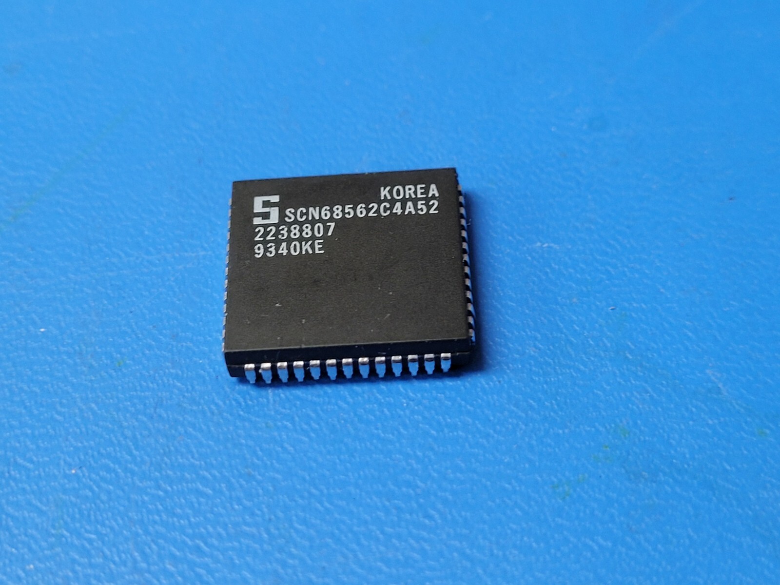 (1 PC) SCN68562C4A52 Dual Universal Serial Communications Controller ...