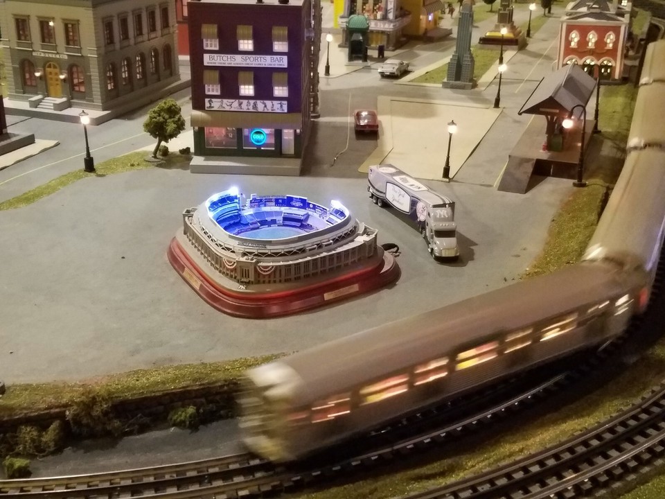 O SCALE DIECAST MODEL TRAIN SET WITH 12 x 12 LAYOUT | eBay