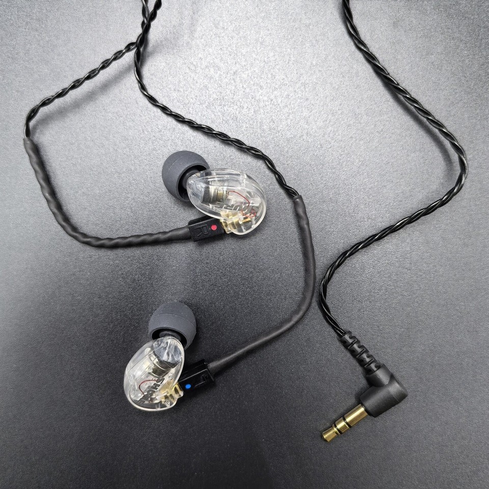 Shure SE215 Wired Earbuds Headphones Sound Isolating In-Ear Earphones ...