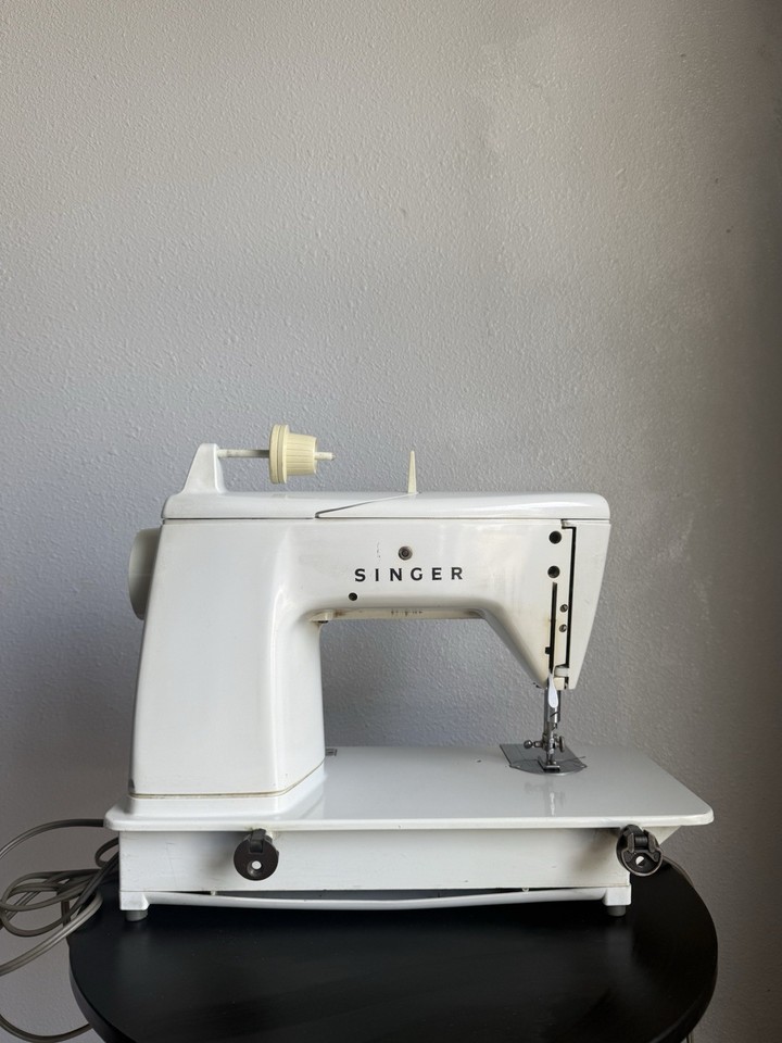 Vintage 1960s Singer Touch 600E Electronic Sewing Machine w Accessories ...