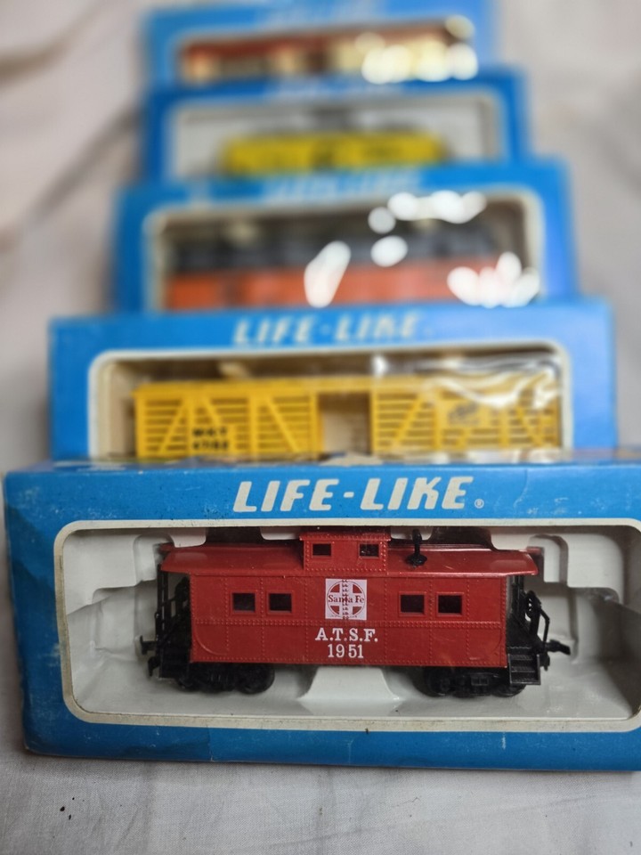 life like train lot of 5 cars NOS MIB UNTESTED YADA YADA YADA PRICED ...