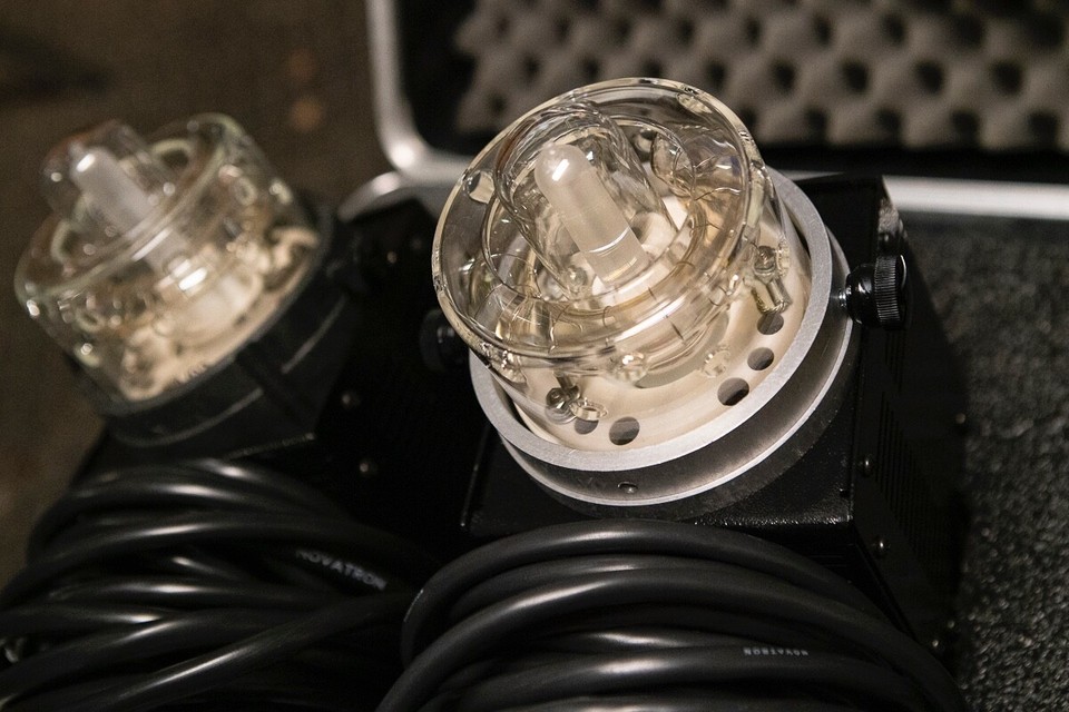 Novatron D1000 studio lights - 4 head, 1 power pack w/ acc. - PLEASE ...