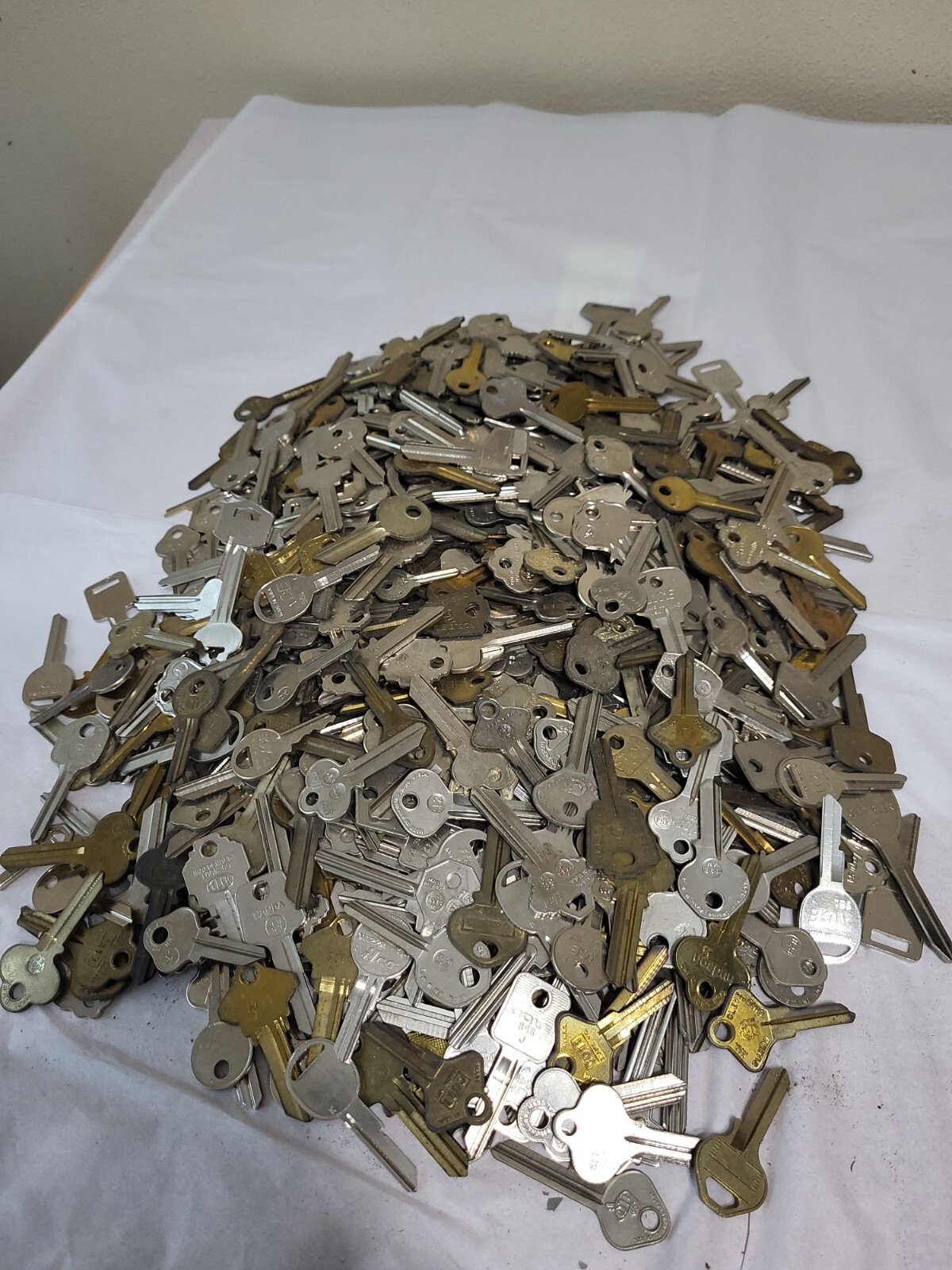 Vintage lot of 700+ Key Blanks, Ilco,Curtis, Cole,Honda,Chrysler ...