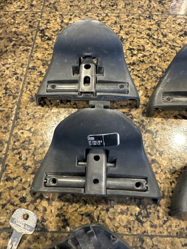 THULE Rapid Podium 460R Foot Pack Roof Rack Towers With Locks And Key ...