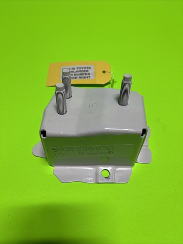 TOYOTA 14-18 Highlander-Rear Bumper Spacer Mount Bracket Right ...