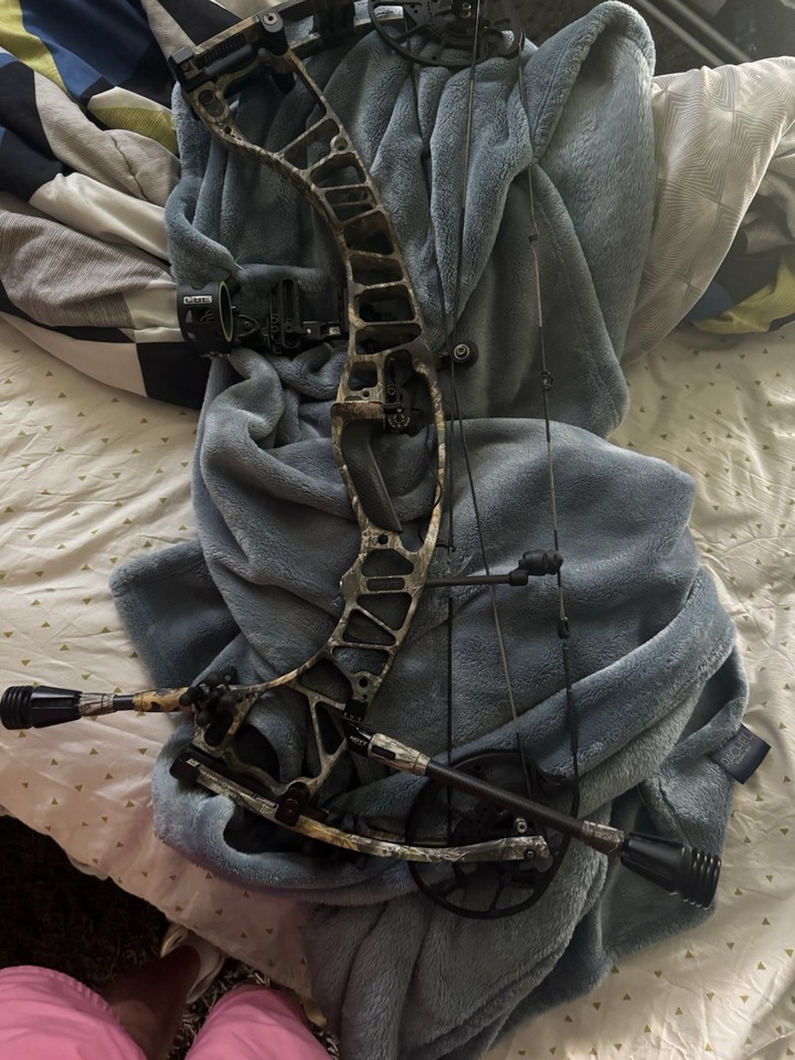 Hoyt Ventum 30 RH Compound Bow. Fully loaded. Looking for 800 obo or ...