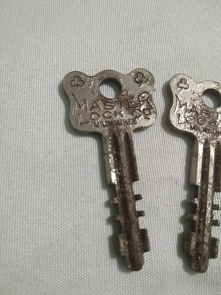 ANTIQUE RARE MASTER LOCK CO. CLOVER LEAF Silver Skelton? Chest KEYS 2 ...