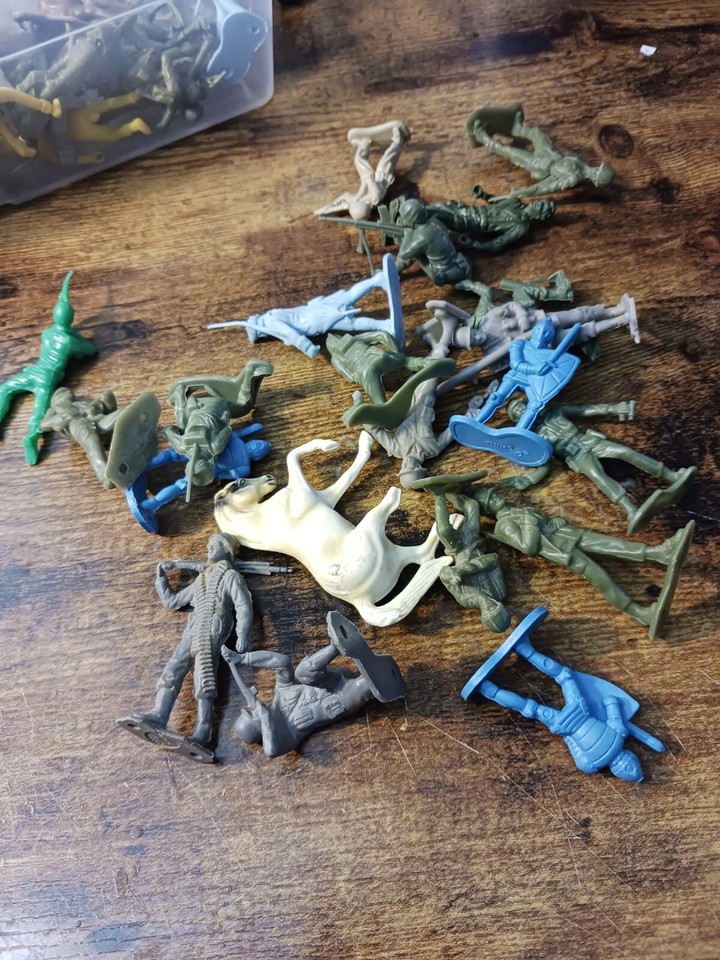 Huge lot of toy soldiers. marx. mpc. germans. usa. metallic. Read below ...