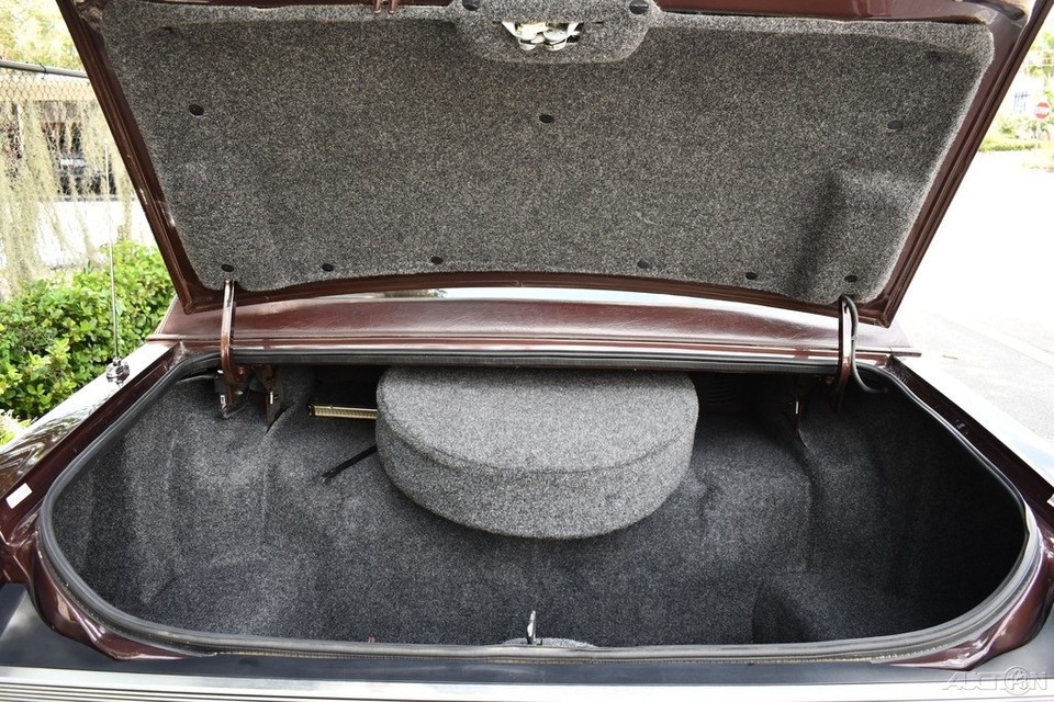 1989 Lincoln Town Car Signature Series 8,713 Miles Beautiful Example | eBay