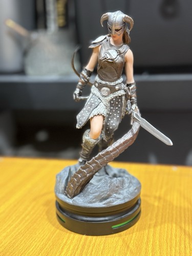 SKYRIM Dragonborn Statue Figure Limited Edition THINKGEEK Modern Icons ...