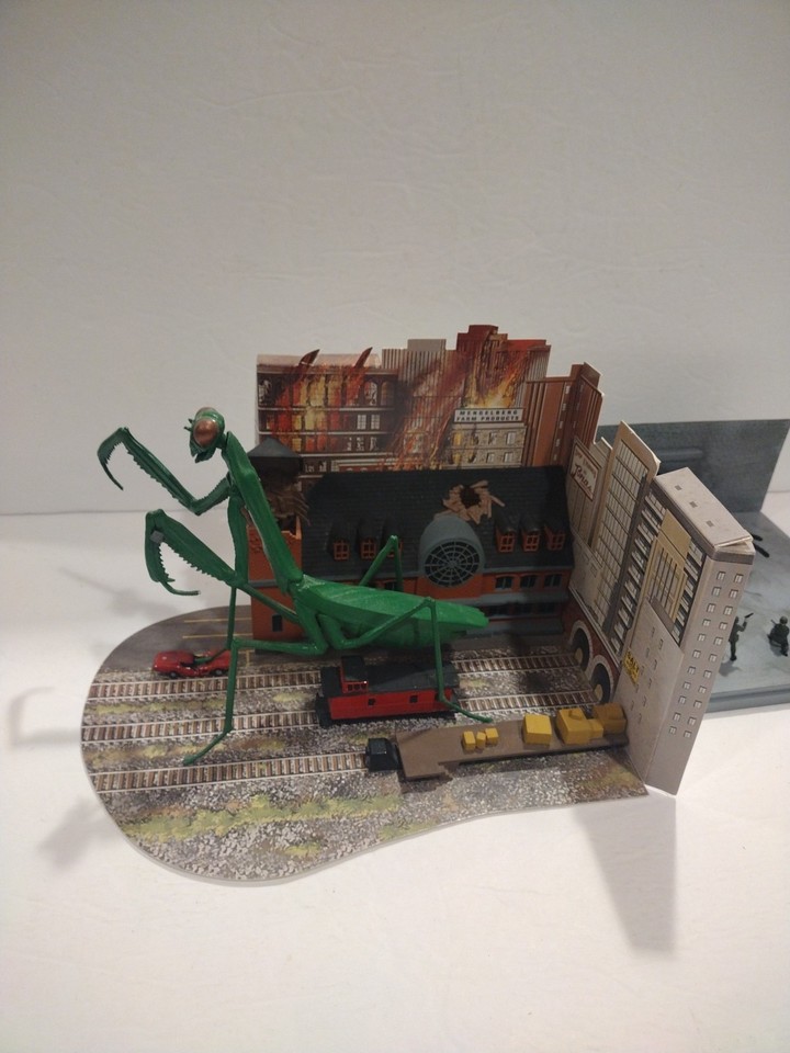 2 Vintage Gigantic Bugs Dioramas One Is AMT/ERTL MANTIS ATTACKS CITY ...