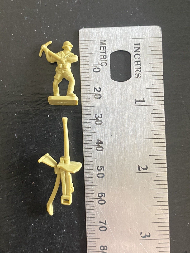 Vintage Mixed Lot of Toy Army Soldiers Men Miniature Plastic Approx ...