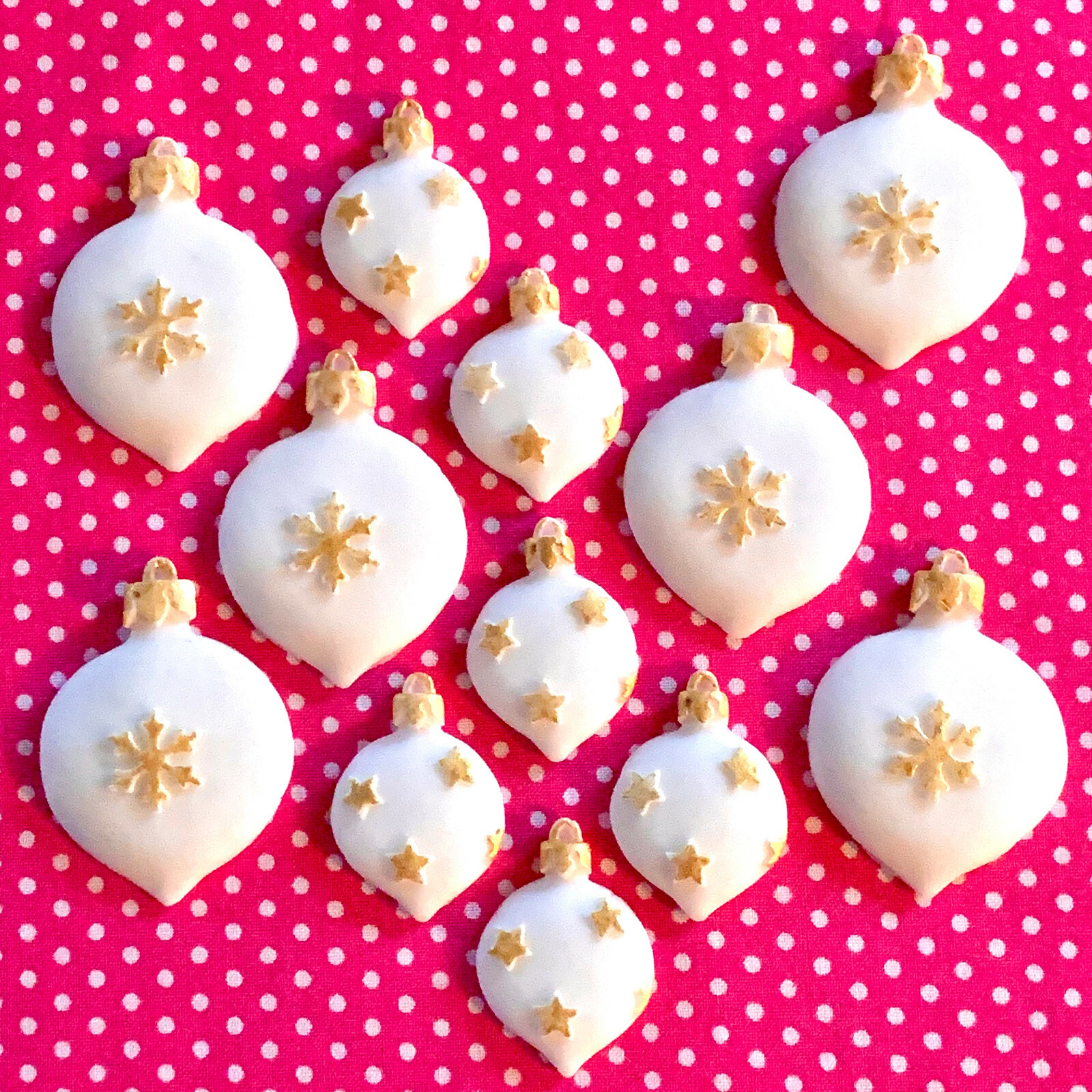 12 BAUBLES Gold bauble Christmas Decoration Edible Icing cake Cupcake ...