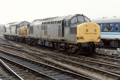 PHOTO CLASS 37 LOCOS NEAREST 37162 AND 37521 AT MANCHESTER VICTORIA ...
