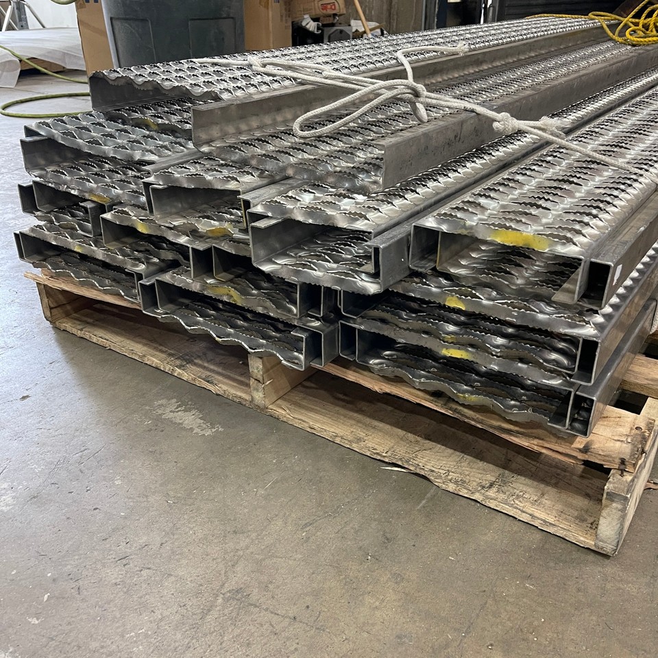 GRAINGER 8’ Section Anti-slip Channel w/ Serrated Grip Strut / Tread ...