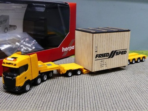 1/87 Herpa Scania CS Tieflade-Sattelzug mit Überseekiste Friedsped ...