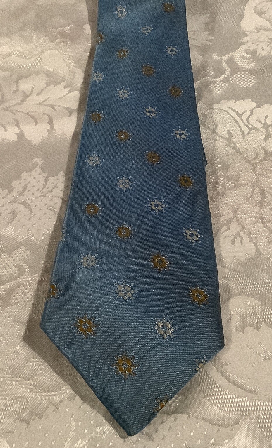 A “Luxury” Vintage Tie That Will Take Your Breath Aw… - Gem