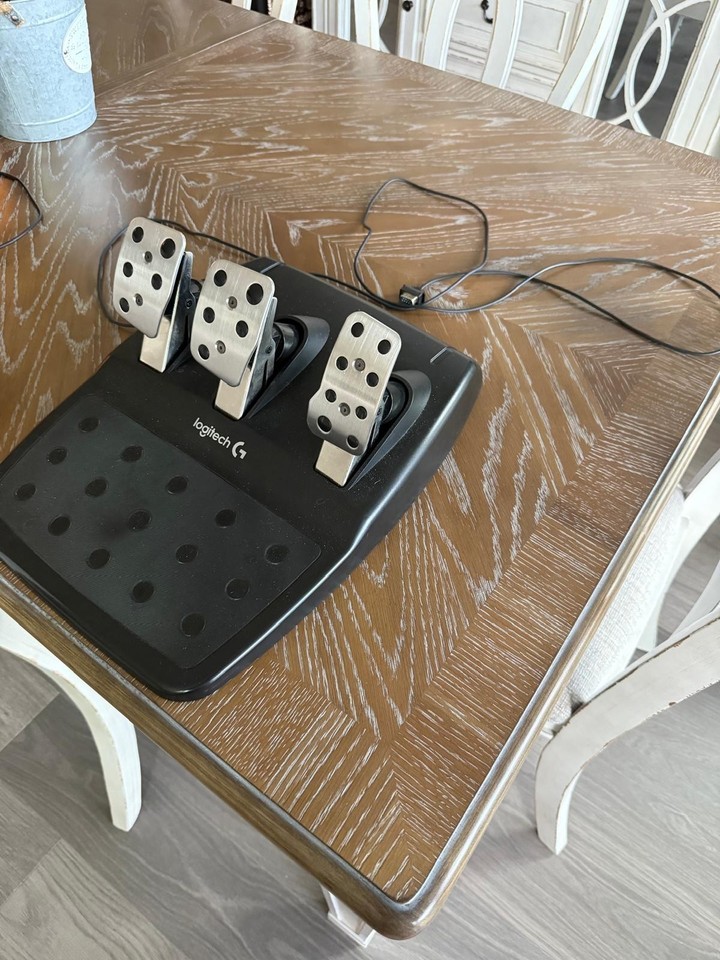 Logitech G920 Racing Wheel with Pedals, Gear Shifter and Stand (Xbox ...