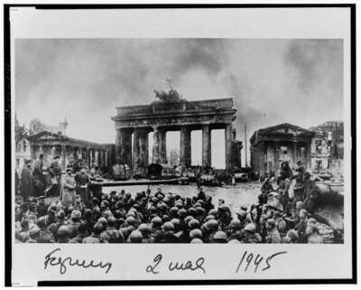 Photo:Soviet soldiers,Brandenburg Gate,Berlin,Evgenii Khaldei | eBay
