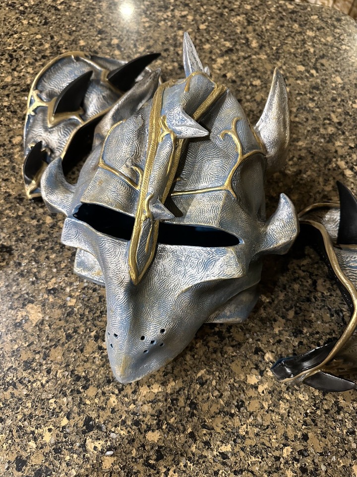 VTG 2005 DISGUISE HALLOWEEN RUBBER LATEX MEDIEVAL HELMET + SHOULDERS ...