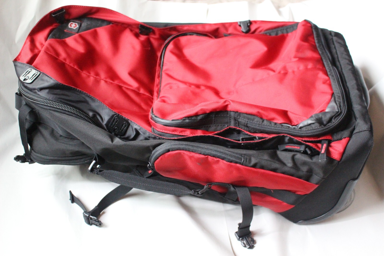Victorinox Swiss Army Red Elev8 Wheeled Backpack Luggage Bag Travel GUC victorinox-swiss-army-red-elev8-wheeled-backpack-luggage-bag-travel-guc
