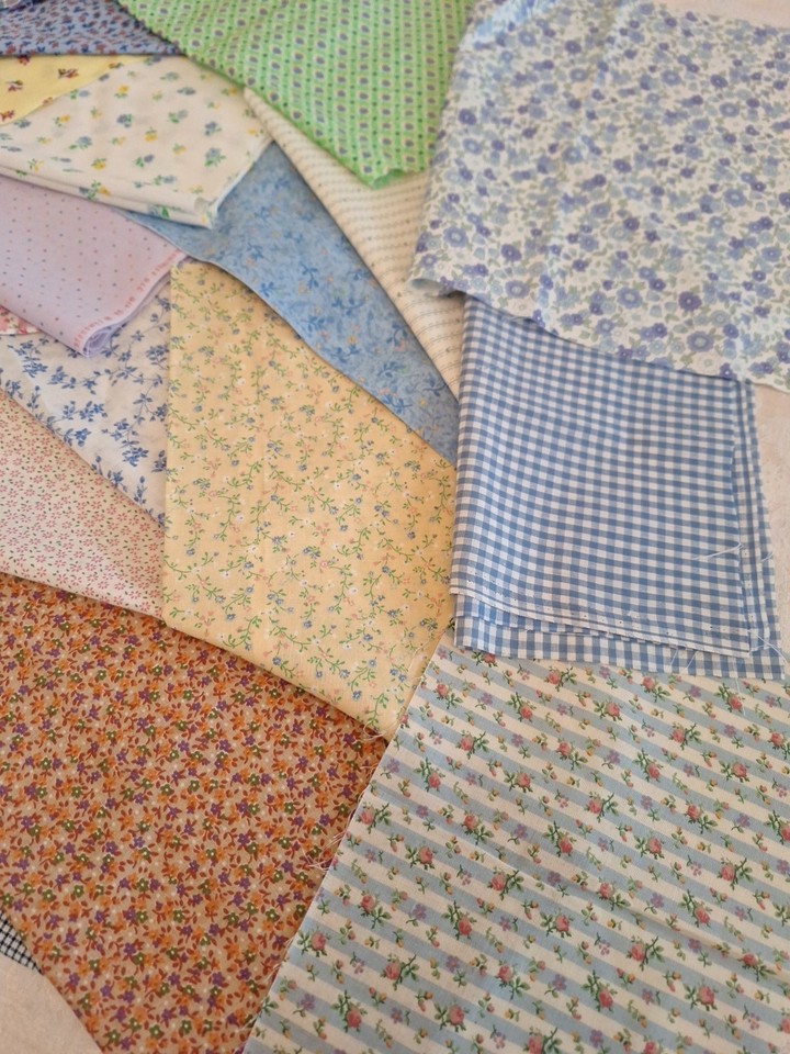 26 Pc. Vintage Lot of Calico Fabric Scraps, Doll Cloths, Quilt Tiny ...