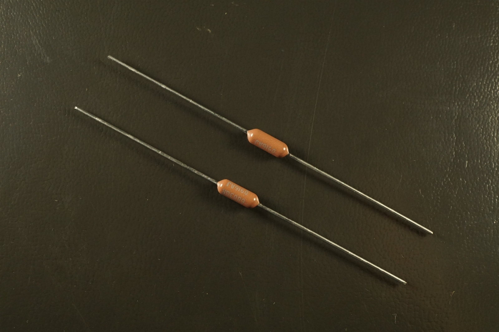 Lot of 2 RLR20C6803GR Vishay Metal Film Resistors 680k Ohm 2% 500mW 1 ...