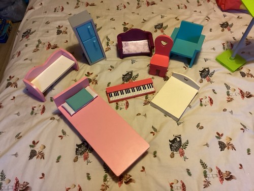 MIXED BUNDLE LARGE BARBIE SIZE DOLLS HOUSE FURNITURE - KEYBOARD BEDS ...