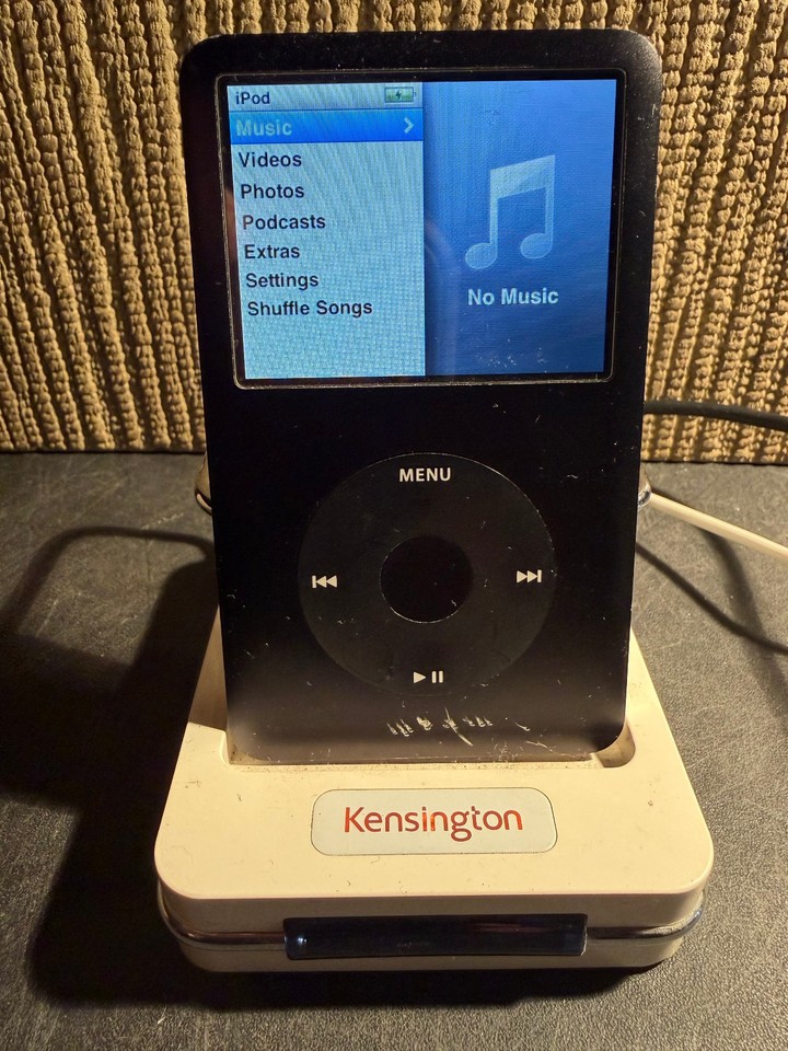 A1238 7th Gen iPod Classic 80GB for parts, lights up + Kensington Dock ...