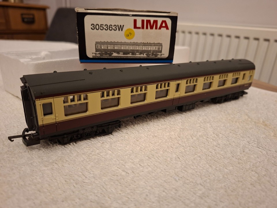 oo Gauge Lima Chocolate and Cream Mark 1 Coaches 7 off and a parcel van ...