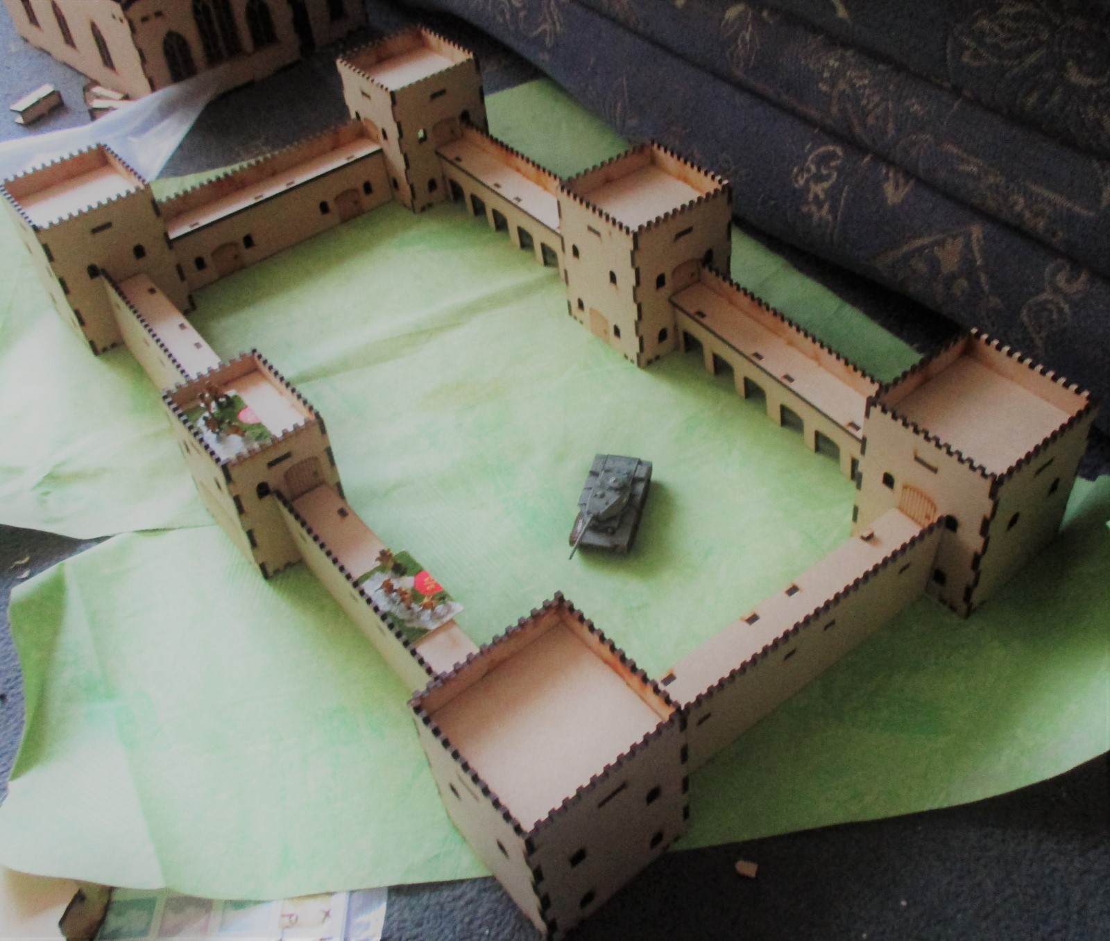 15mm Castle max size 582x329x100mm but completely modular scenery 3mm ...