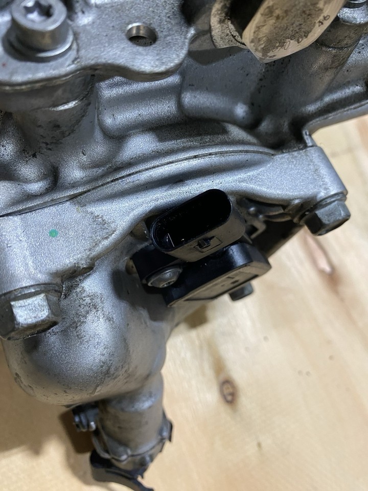 USED OEM MAHLE Detroit Diesel DD15 Fuel Filter Module Assembly ...