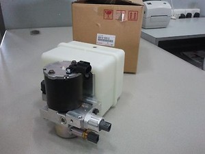 TOYOTA LAND CRUISER GENUINE HEIGHT CONTROL PUMP & MOTOR 48910-60012 | eBay