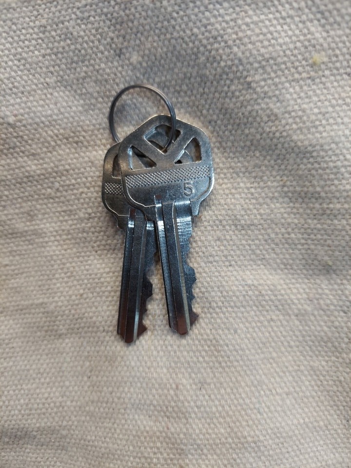 2 Factory Precut Kwikset 5 Pins KW1 Keys Locksmith *1 Set of 2 Keyed ...