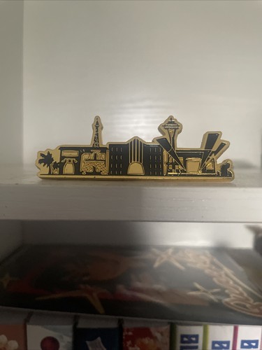 Quackity end of Las Nevadas Lapel pin Bu | eBay