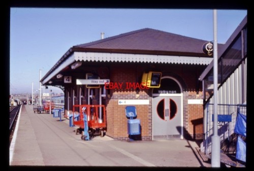 PHOTO GRANTHAM RAILWAY STATION PLATFORM 4 | eBay