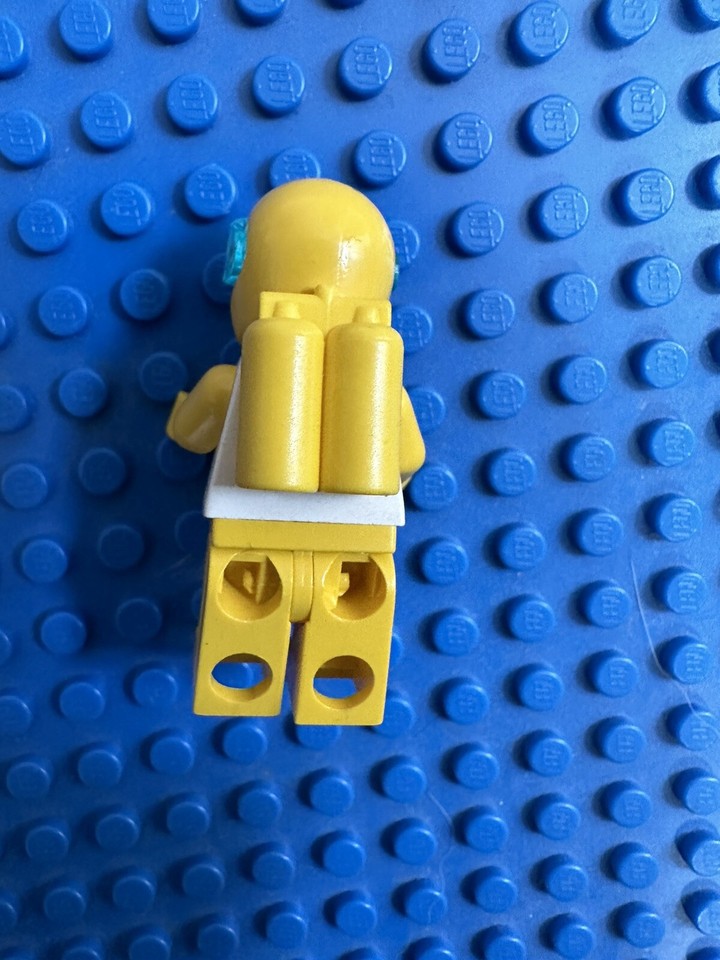 LEGO Yellow Futuron Spaceman 1980s Classic Space 6884 6990 6893 6826 ...