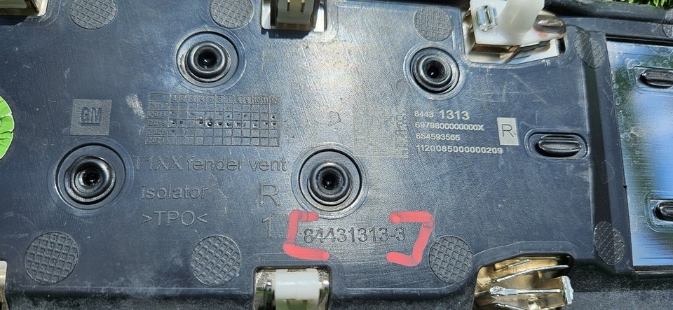 2019 2021 GMC SIERRA RIGHT SIDE 5.3L V8 FRONT FENDER VENT CHROME OEM ...