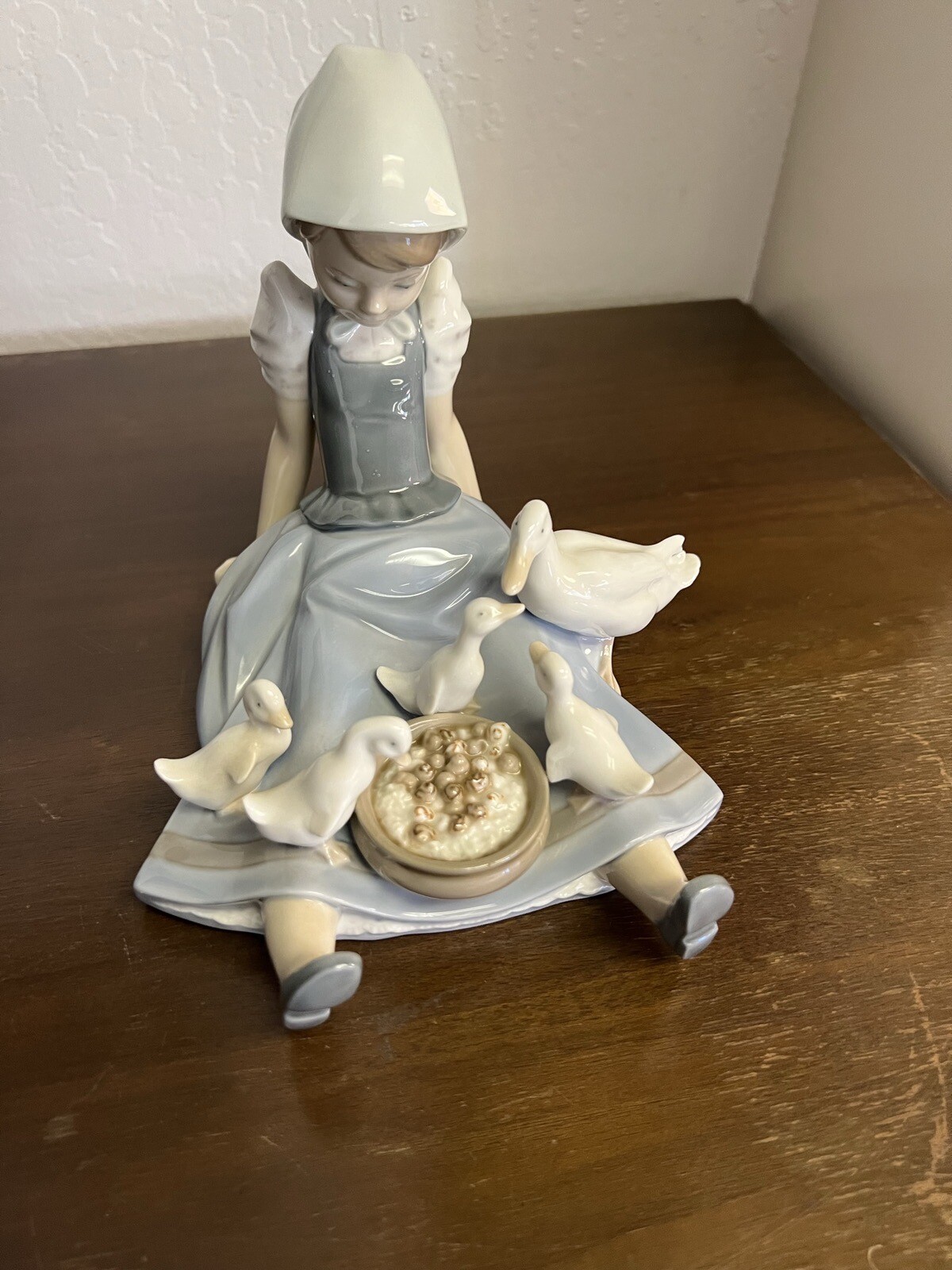 Lladro My Hungry Brood Figurine 5074 Girl Feeding Ducks Juan Huerta ...