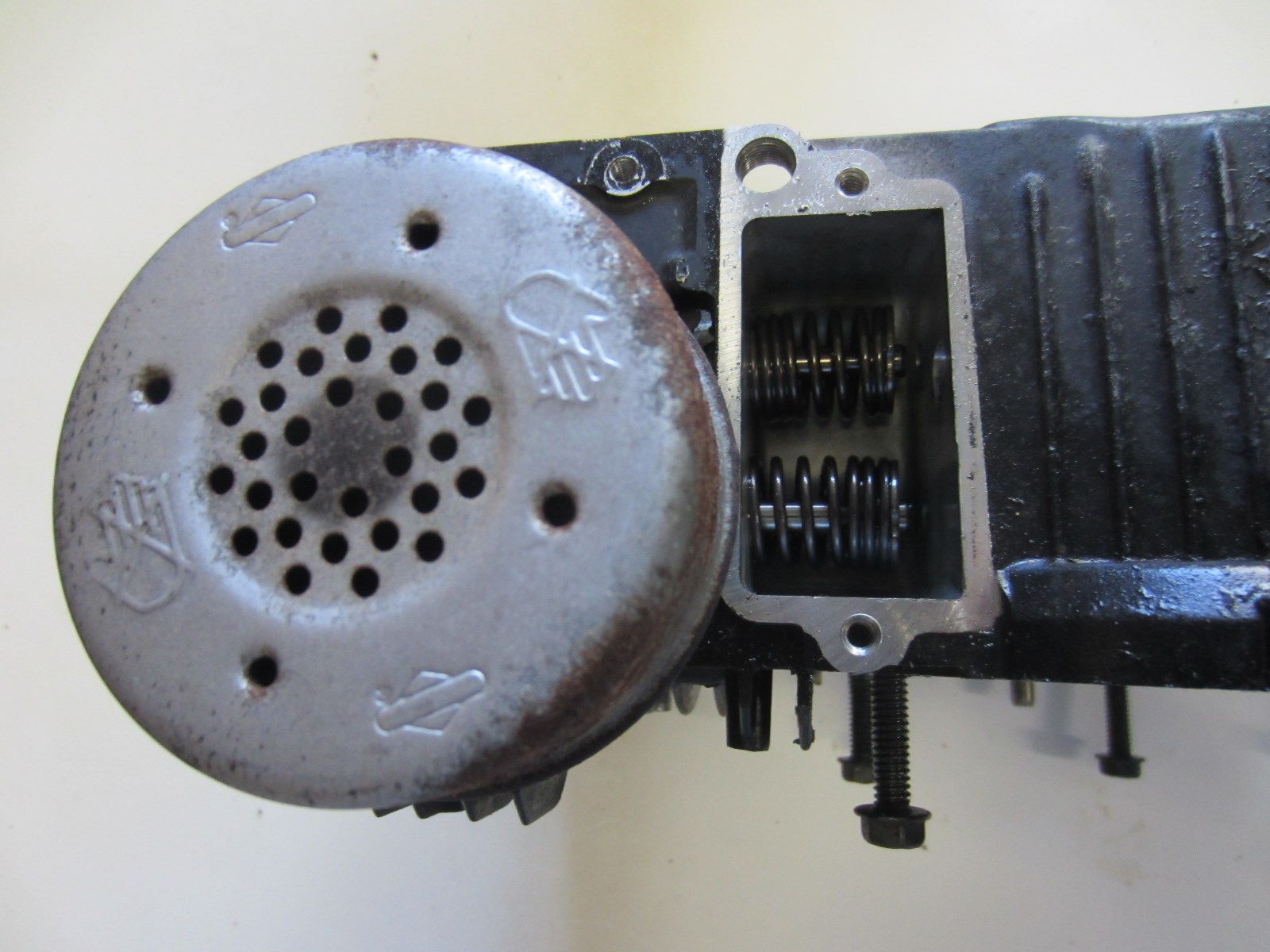 Briggs and Stratton Engine 10A902 Cylinder Muffler part 699653, 399164 ...