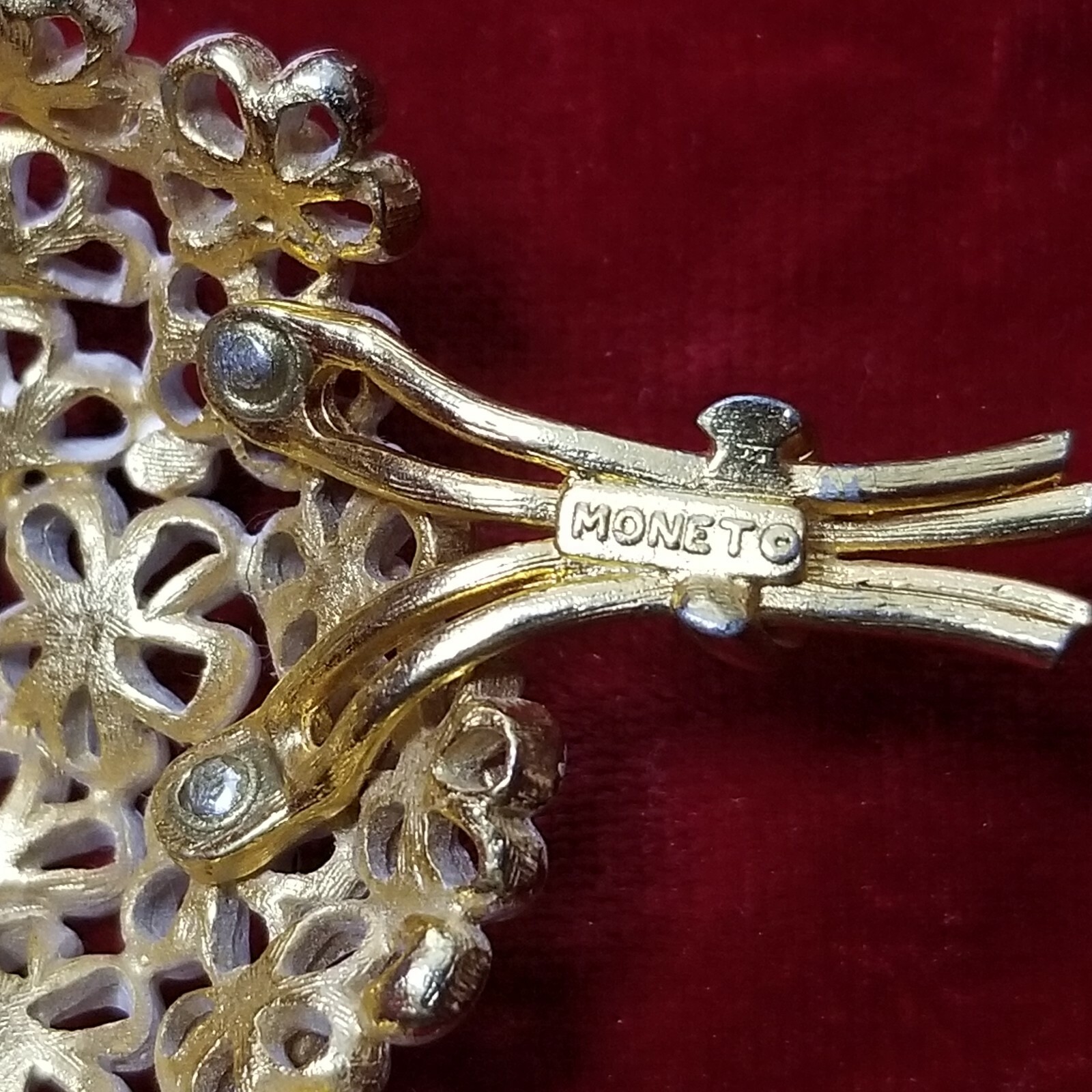 Monet 1960s White Enamel Daisy Flowers Floral Dome Bo… - Gem