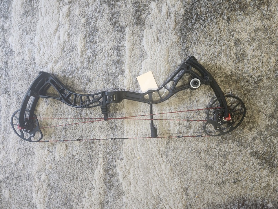 Bowtech Solution SD - Right Hand - 70lbs - 23.5"-28.5" - Black - A10478 ...