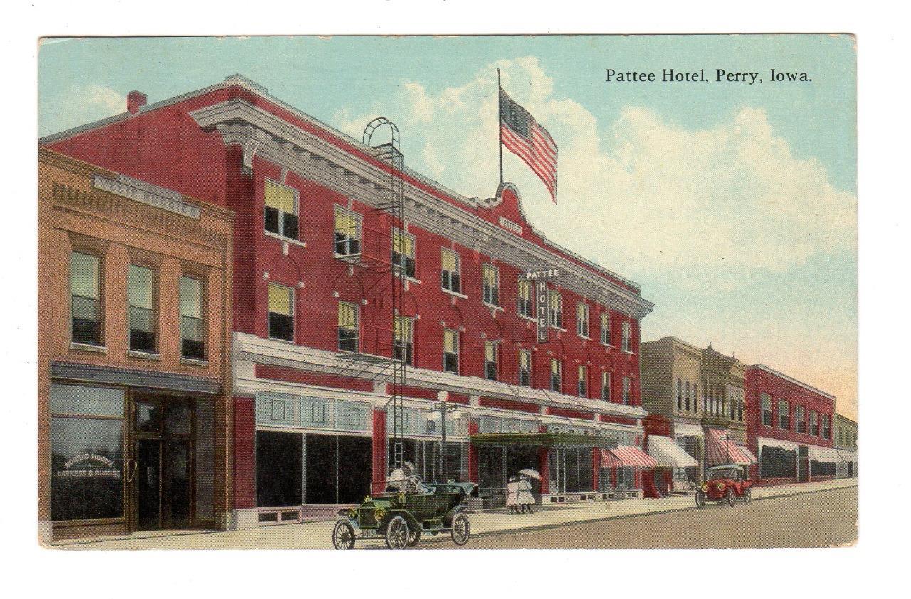 IA - PERRY IOWA 1914 Postcard PATTEE HOTEL HOWARD MOODY VELIE BUGGIES ...