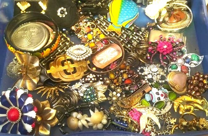 Over 1 lb Lot Vintage Now Costume JUNK Jewelry Part SCRAP Bead Crafting ...