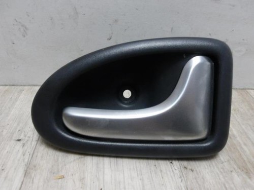 Poignee interieur avant droit RENAULT CLIO 2 CAMPUS PHASE 1 8200711135 ...