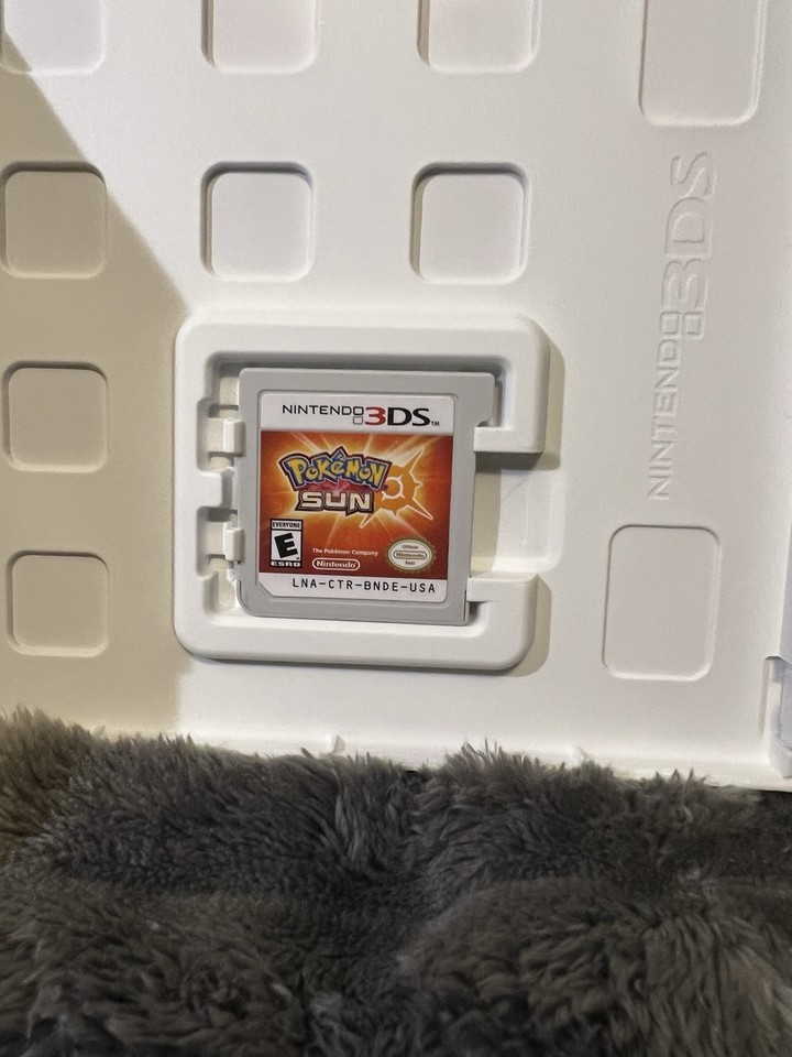 Nintendo New 3DS XL Solgaleo Lunala Edition w/ Pokémon Sun, Moon, Ultra ...