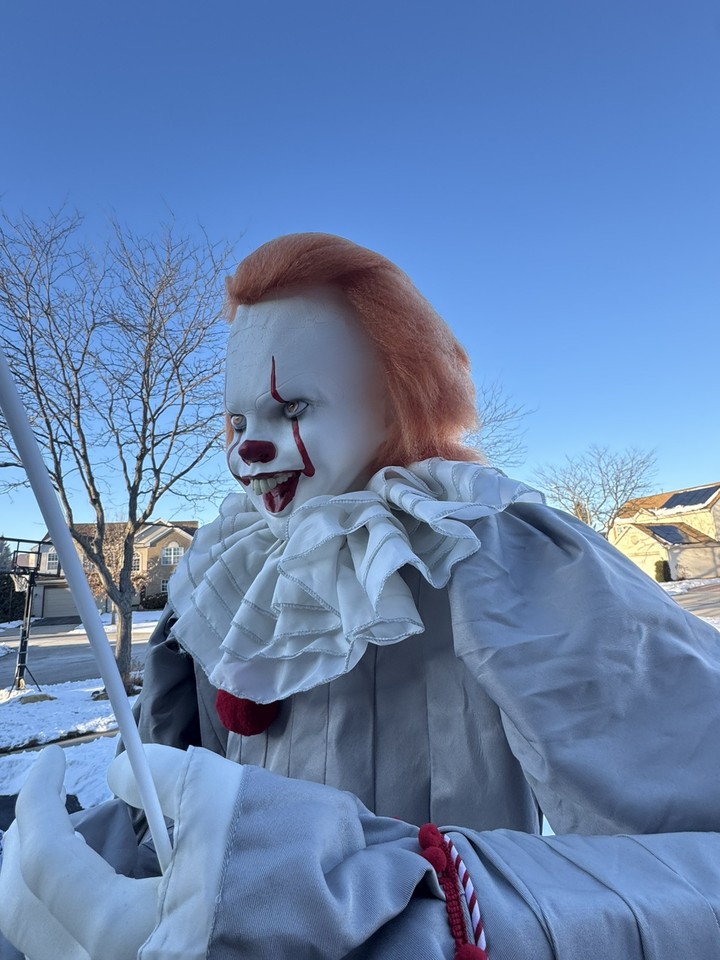 Spirit Halloween Animatronic Halloween prop Animated LifeSize Pennywise ...