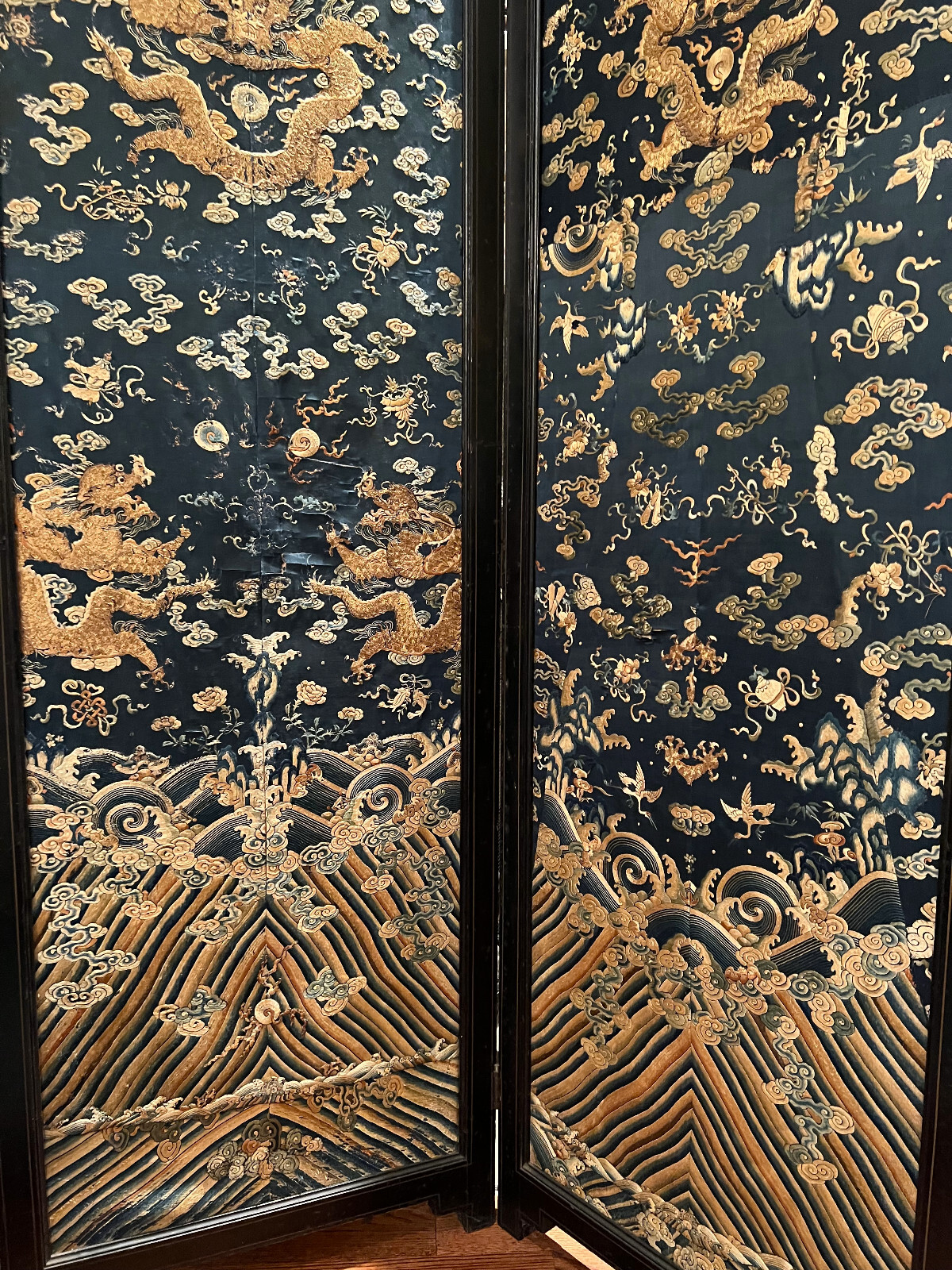 A Rare and Large Qing Dynasty Embroidered Silk Dragon Three-panel Room ...