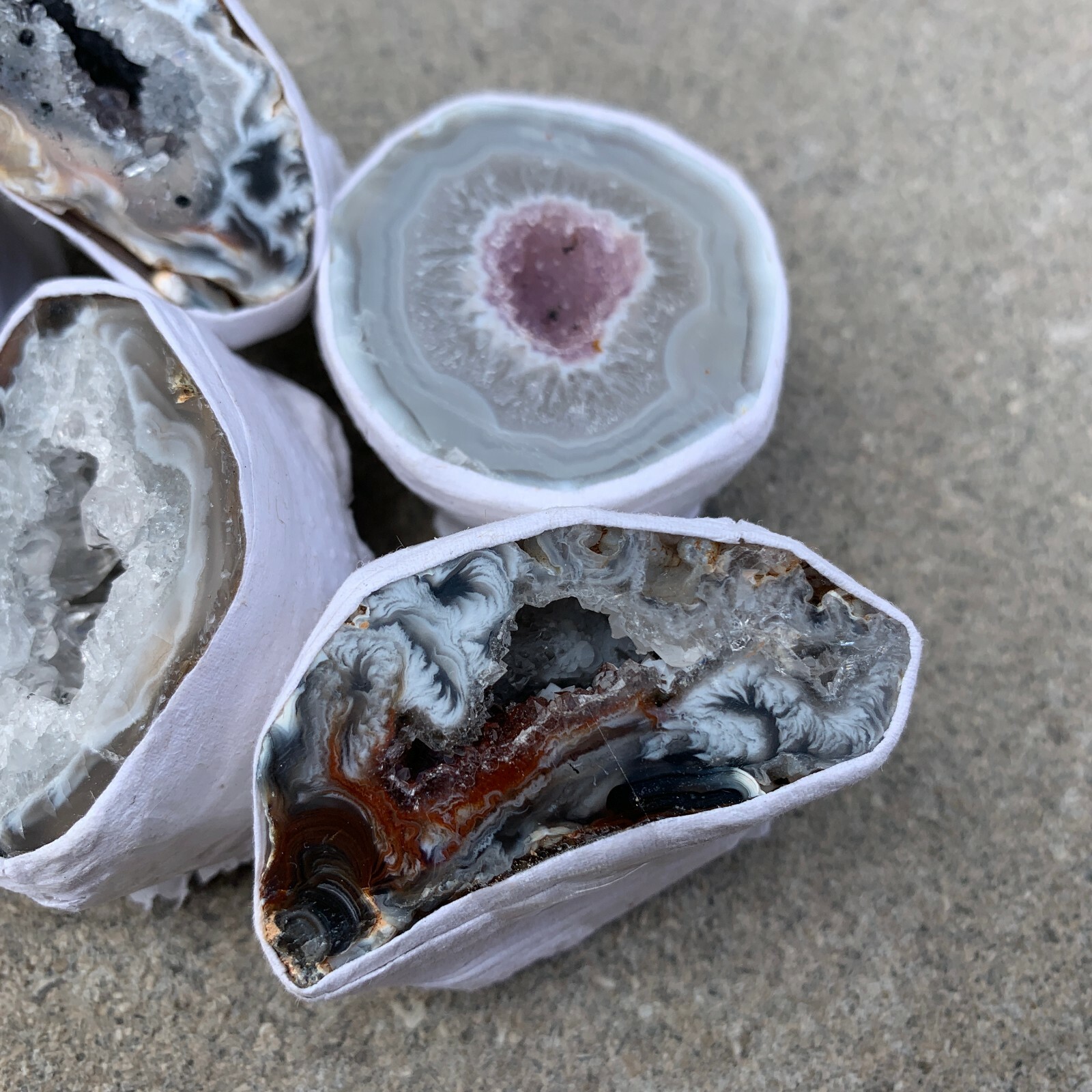 OCO GEODE HALVES 1/2 POUND LOT. (4-6 PIECES) VERY NICE QUALITY GEODES ...