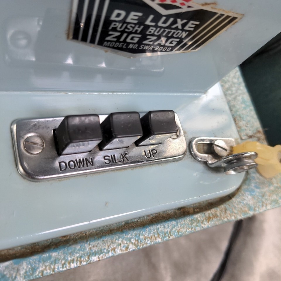 Vintage Dressmaker Deluxe Sewing Machine Zig Zag SWA-2000 Good ...